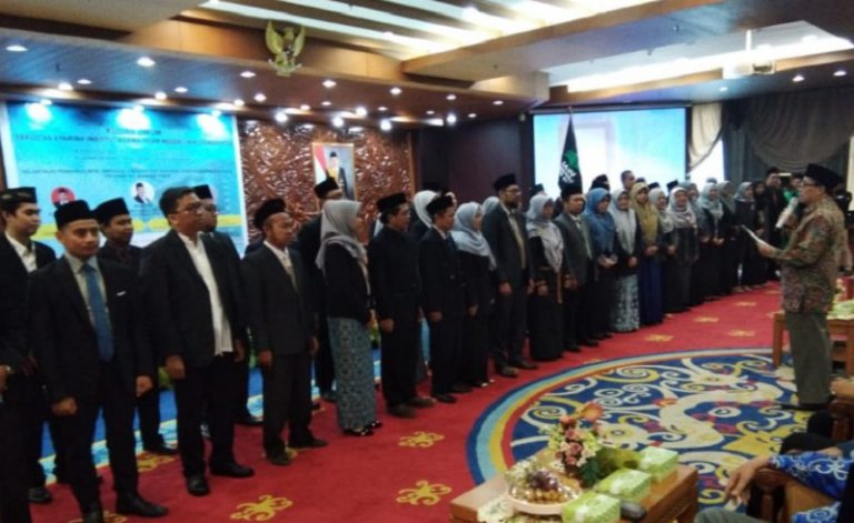 Prof. Dr. H.M Amin Suma, S.H, MA, MM Lantik Pengurus HISSI Kaltim ...